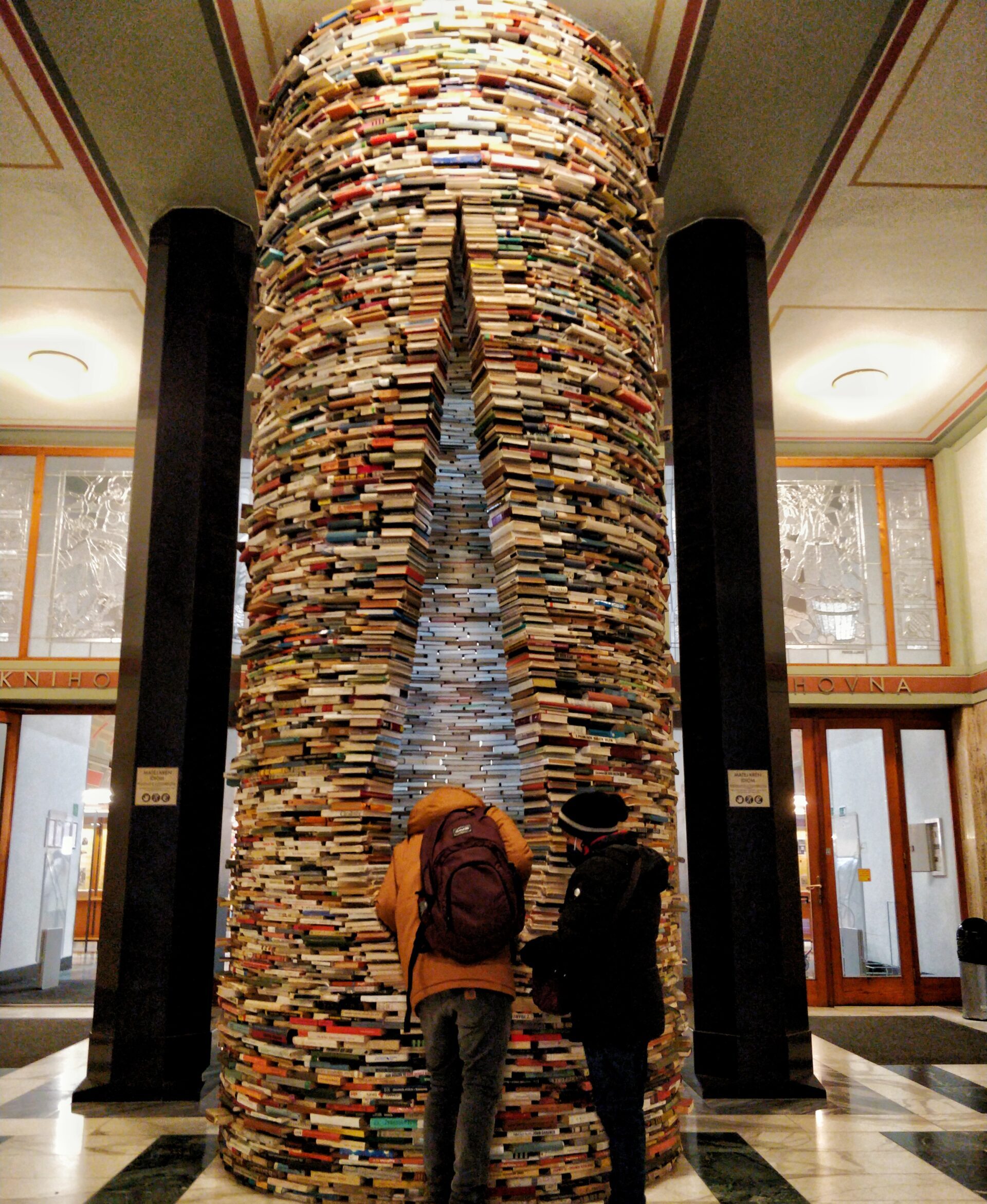 Une tour sans fin ou un puits sans fond : Idiom, la sculpture en livres ...