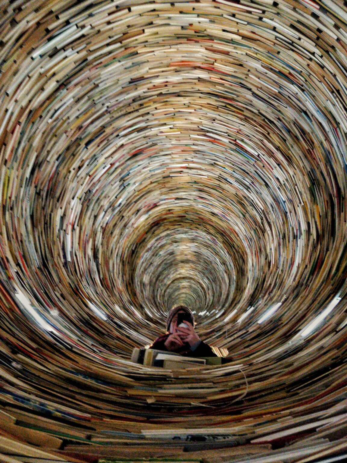 Une tour sans fin ou un puits sans fond : Idiom, la sculpture en livres ...