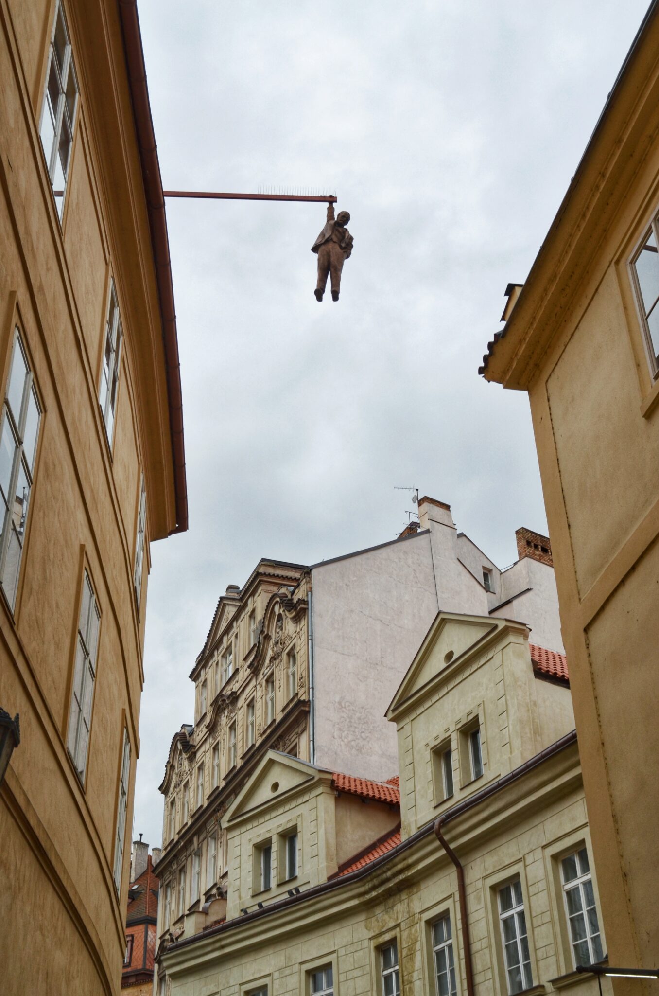 9 Statues de David Cerny à ne pas manquer - Un Tour à Prague